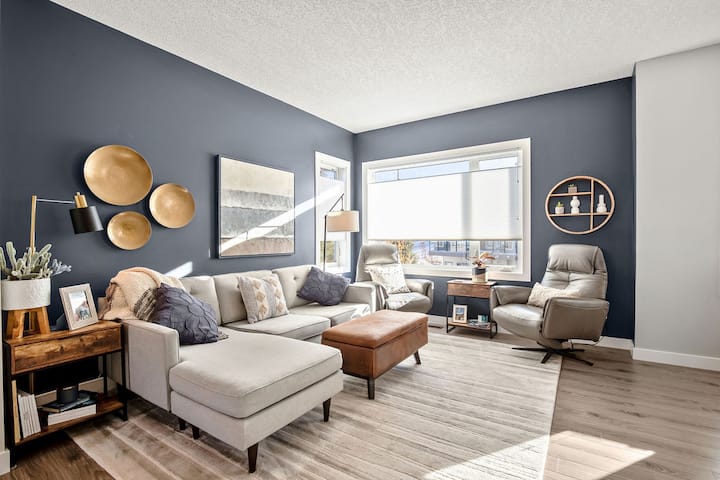 Modern And Bright Townhouse Close To The River! - Cochrane