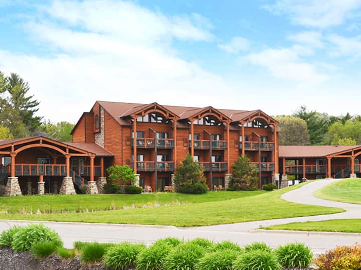 1st Fl. Villa + Free Waterpark Passes | Golf View - Wisconsin Dells, WI