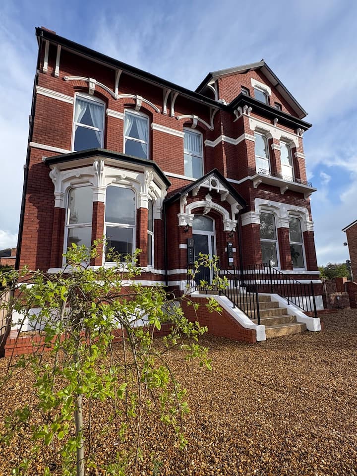York Road Suites, Suite Five, Free Parking - Southport