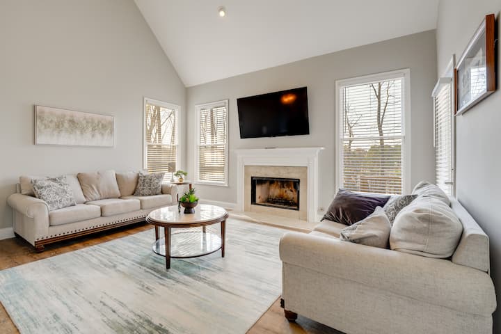 Private Yard & Pool Access! Family Home In Acworth - Kennesaw, GA