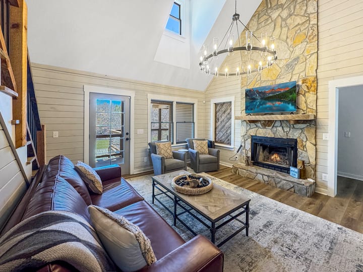 Driftwood Dreamin' Lake Nottely Lakefront Cabin - Blairsville, GA