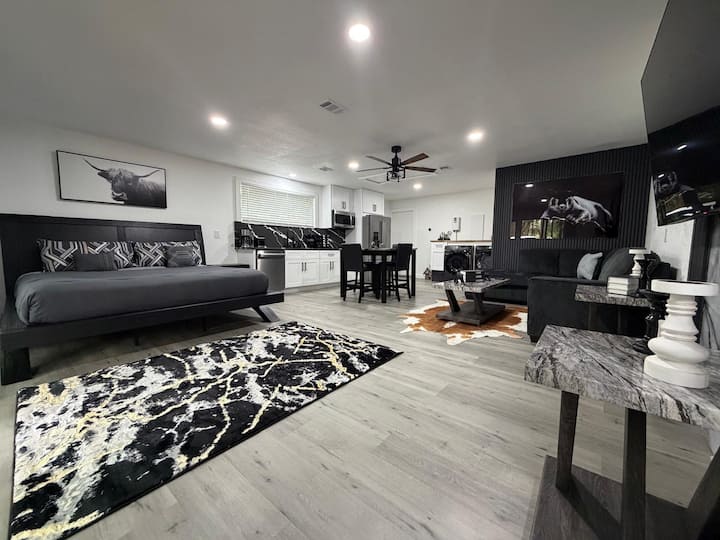 Modern Luxury Studio Cozy Retreat - Wesley Chapel, FL