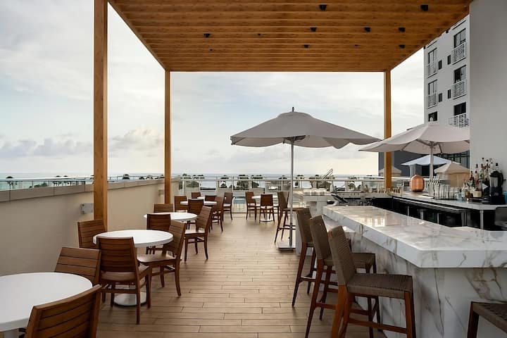 Modern Stay | 1 King Bed | Near Clearwater Beach - Clearwater, FL