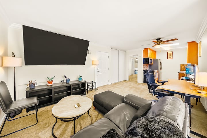 Mins To Beach! W/pool, Gym, Assigned Parking - San Diego, CA