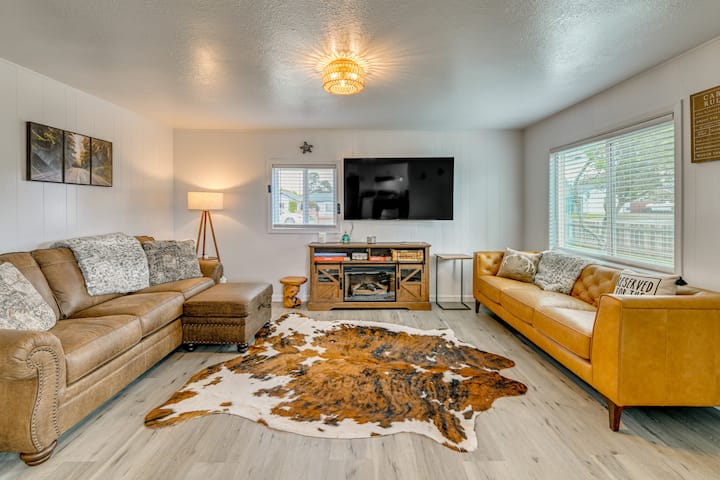 Near Ocean & Redwood National Park! Home W/ Yard - Crescent City, CA