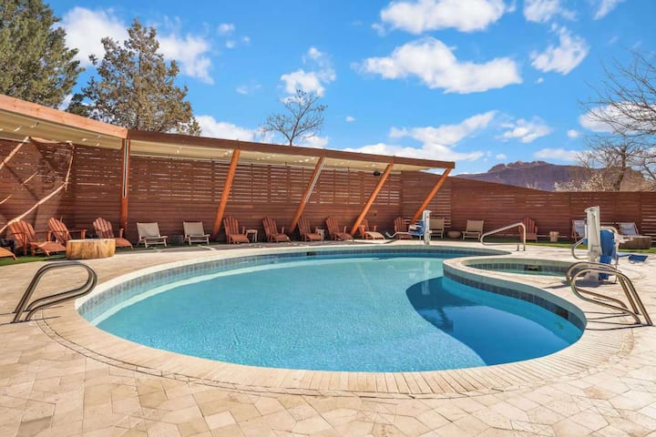 Near Arches National Park + Dining, Pool & Sauna - Moab, UT