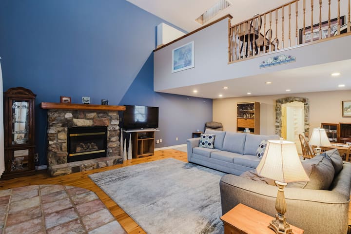 Awesome Downtown Apartment, Sleeps 6 - Brockville
