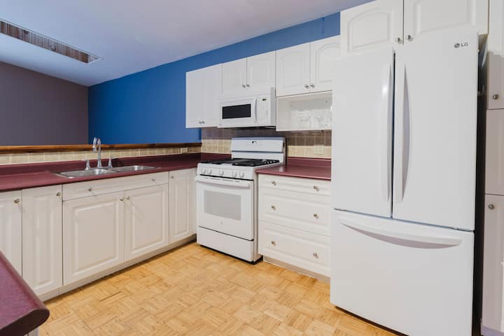 Awesome Downtown Apartment, Sleeps 6 - Brockville