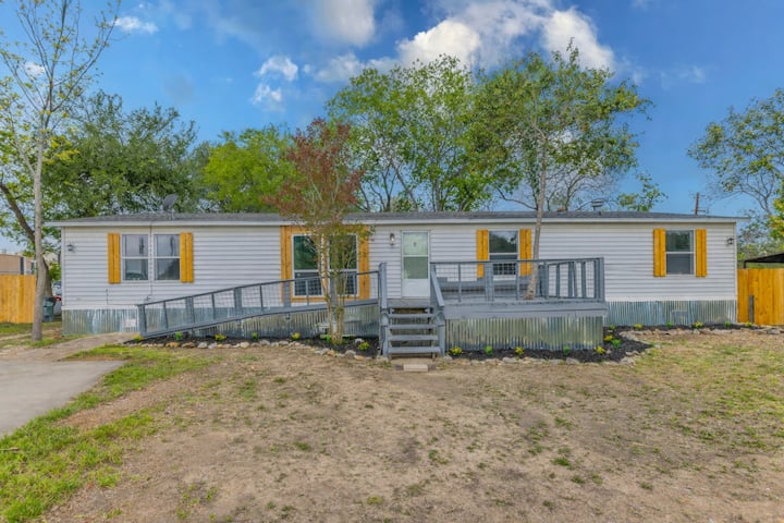 Cozy Pecan Street Home In The Heart Of San Marcos - San Marcos, TX