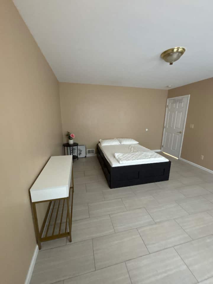 Private Guest Suite  Bedroom & Lounge - Highland Park, NJ