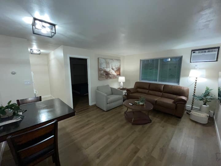 1bd King Bed New Furnishings. Close To Data Center - Cedar Rapids, IA