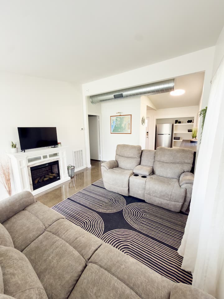 Home In Manistee - King Bed + Fire Pit + Downtown - Manistee, MI