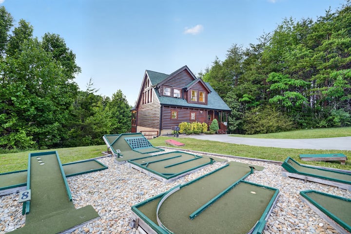 Family Cabin - 3 King Suites + Putt Putt Fun - Pigeon Forge, TN
