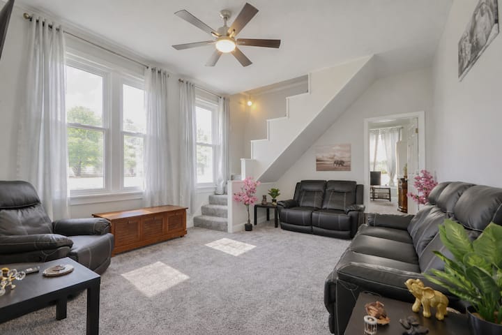 Stay At The Dixie | Stylish Comfort Near Cincy - Cincinnati, OH