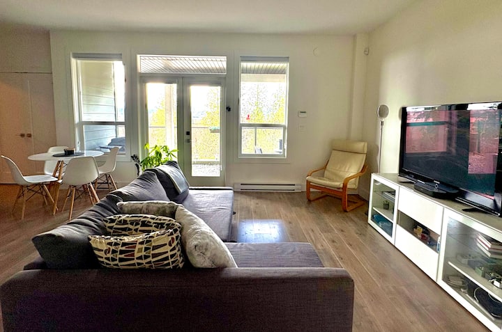 Riverside Retreat With Sunset Views - 써리