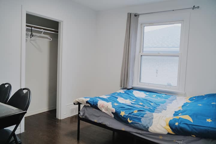 Comfy 1st Floor Room Near Don Mills Station /3 - Markham