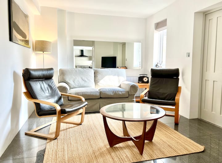 Gallery. Huge, Free Parking, Office, 800mps Wi-fi - Cambridge