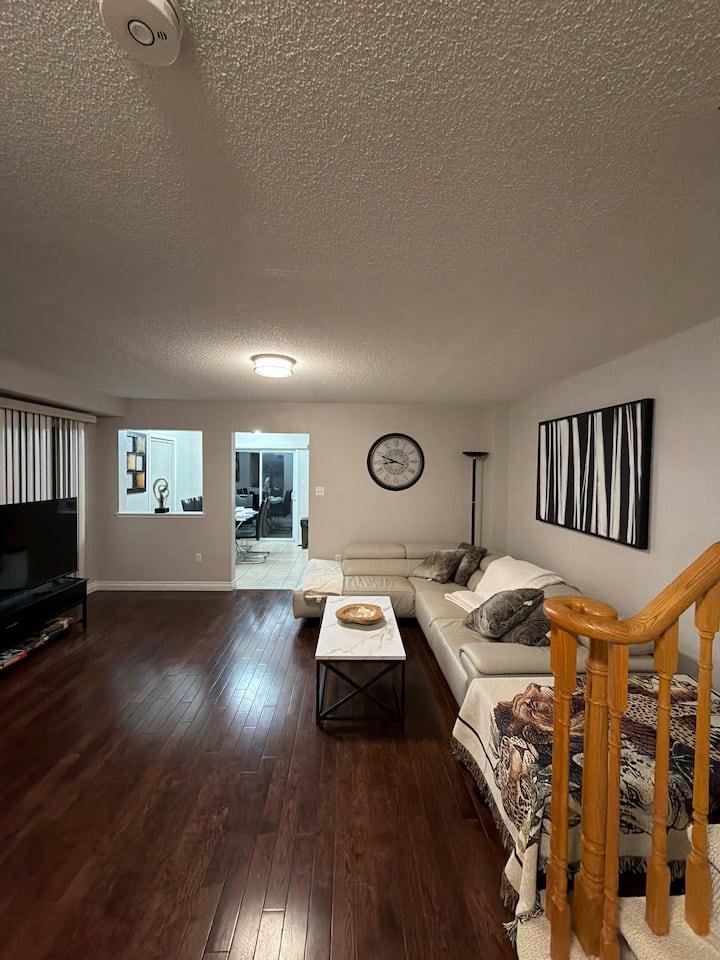 Brampton|3br|3.5 Bath|gym & Backyard Bbq| Sleeps 8 - 미시소거