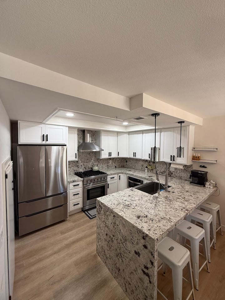 Stylish Home Near Newport Beach - Costa Mesa, CA