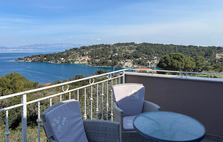 Beautiful Apartment In Rogac - Maslinica