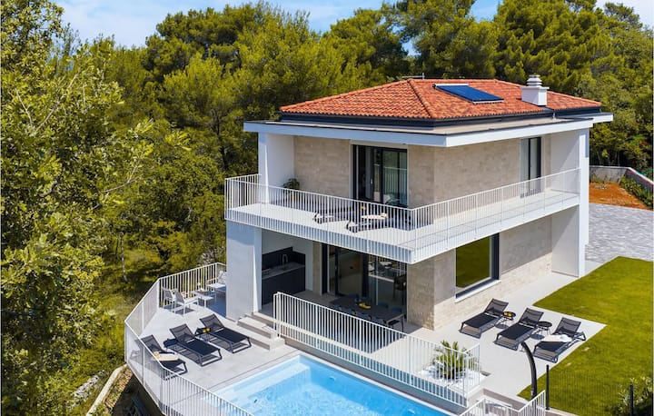 Gorgeous Home In Malinska With Sauna - Malinska