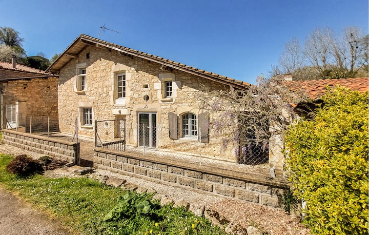 2 Bedroom Cozy Home In Cellefrouin - Saint-Claud