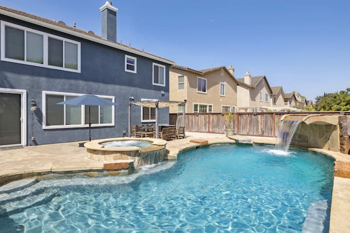 3br Main House | Poolside Dining | Near Beaches - Oxnard, CA