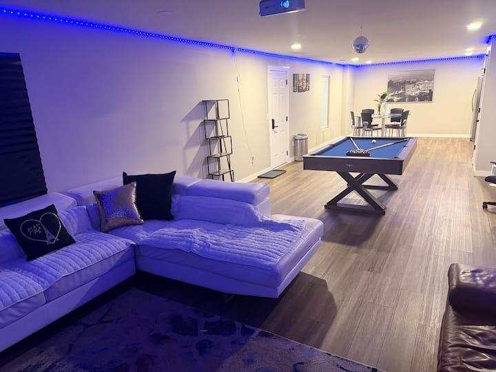 Modern Private Suite W/pool Table + Theater. - Stone Mountain, GA