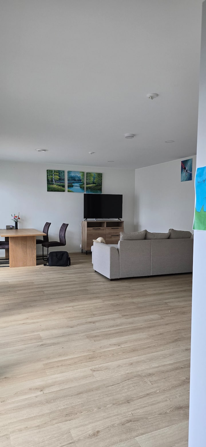 House In Espoo With Terrace And Small Backyard. - 에스푸