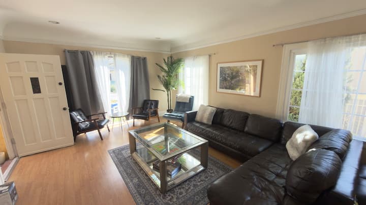 Family Home W/ Front Yard & Parking - Los Ángeles, CA