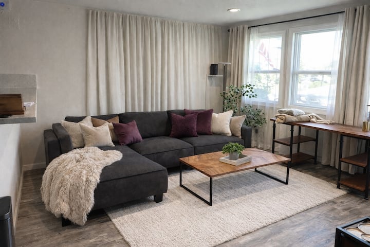 Huge Backyard | 10 Beds Perfect For Large Groups! - Palo Alto, CA