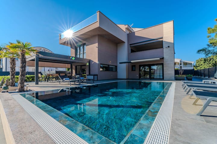Luxury Retreat Near Beach -2nd Floor With Jacuzzy - Vir