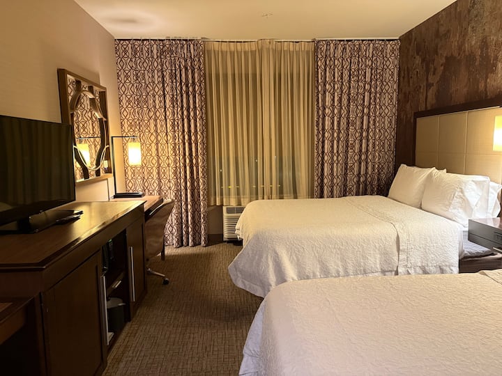Stylish 2 Hotel Rooms W/ Parking & Breakfast - Murrieta, CA