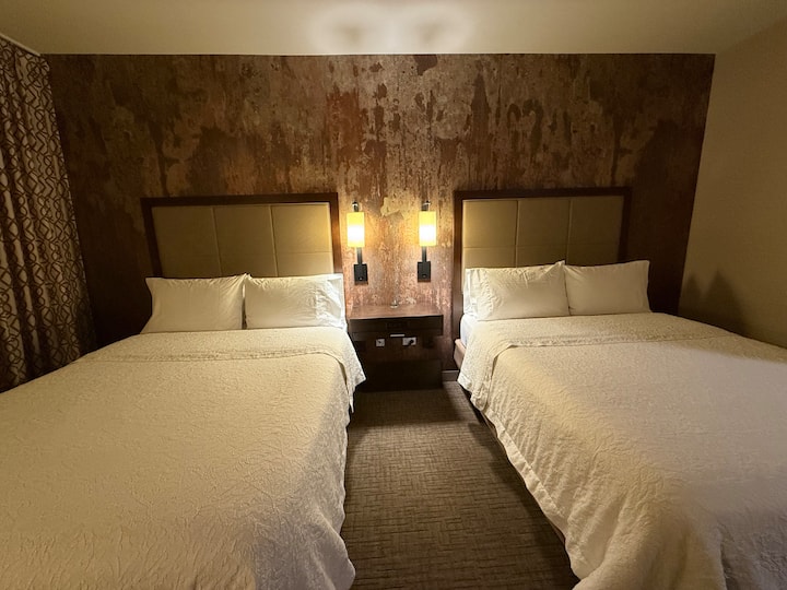 Stylish 2 Queen Hotel Room W/ Parking & Breakfast - Murrieta, CA