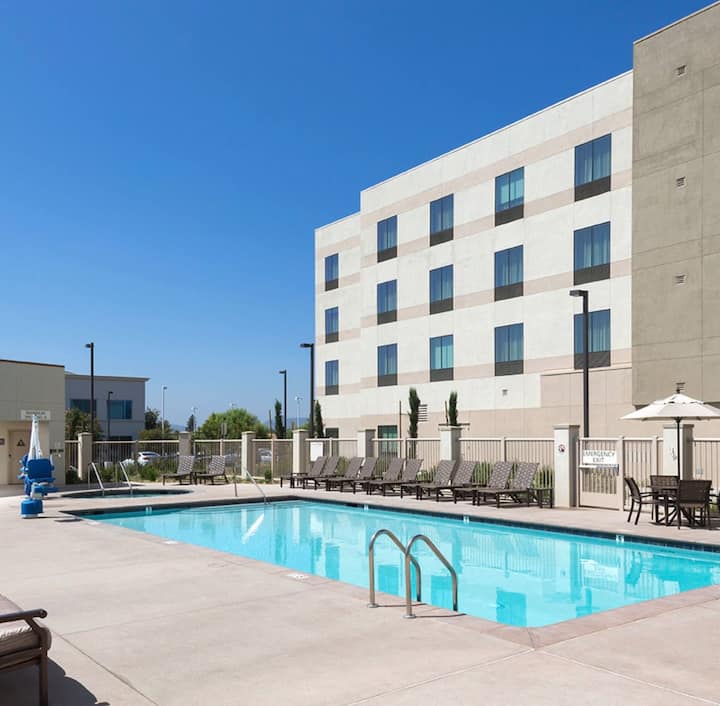 Stylish 3 Hotel Rooms W/ Parking & Breakfast - Murrieta, CA