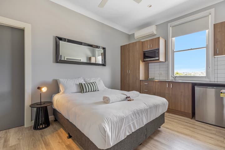 The Mark Hotel | Queen Ensuite - Newcastle