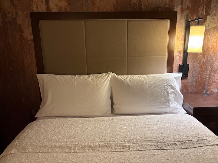 Stylish 1 King Hotel Room W/ Parking & Breakfast - Murrieta, CA