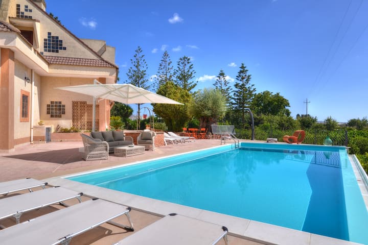 Villa Rubino, Elegant Country House With Pool - Floridia