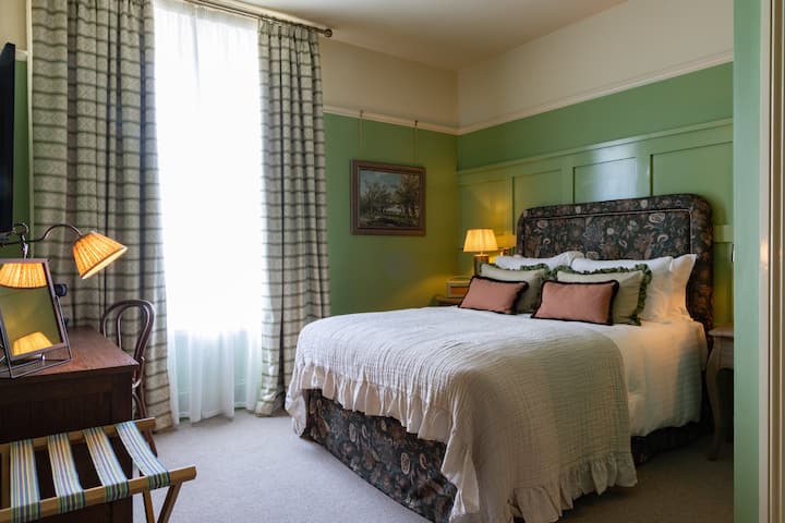 A Comfy Room At The Ragged Robin - 고덜밍