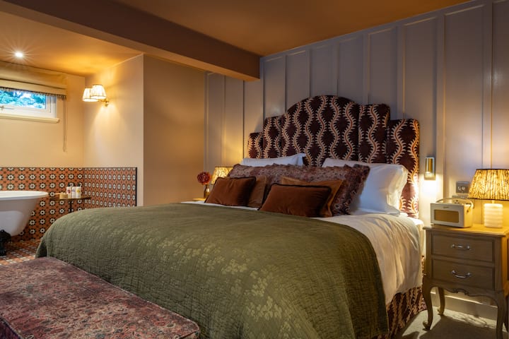 A Really Fancy Room At The Ragged Robin - 고덜밍