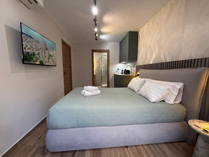 Balcony Room With Private Bath, Ac, Tv & Kitchen - Barcelona