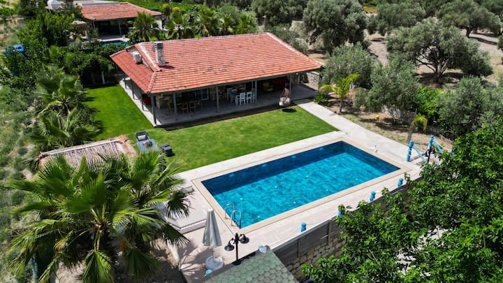 Alaçatı Ovacık’ta ÖZel Tasarım Villa - 切什梅