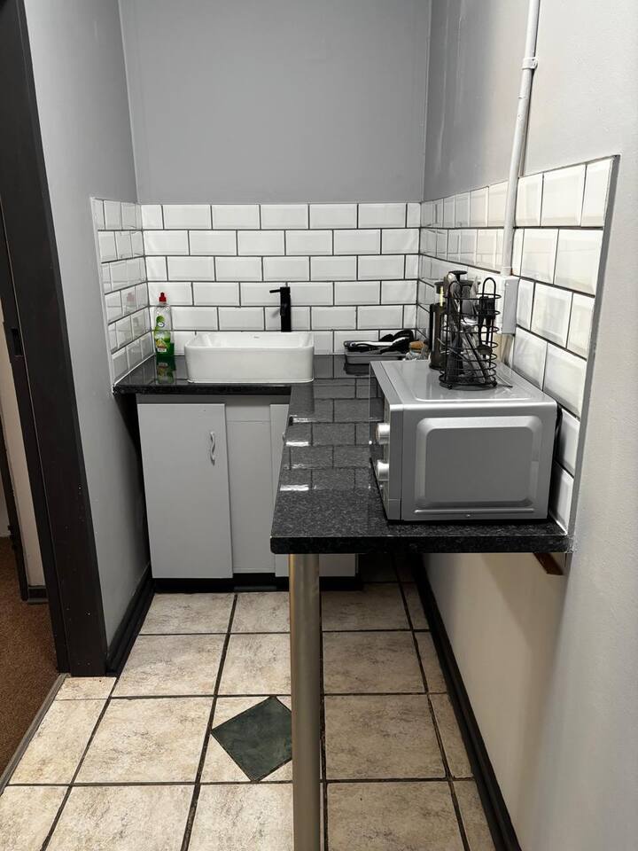 Affordable Private Unit | Smart Tv| Wifi | Secure - Bloemfontein