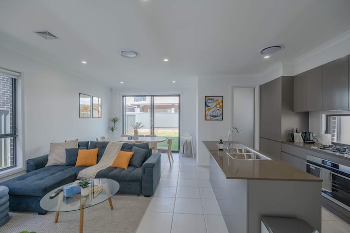Quiet 5br With Secure Parking | 8 Mins To Coles - Saint Marys, Australia