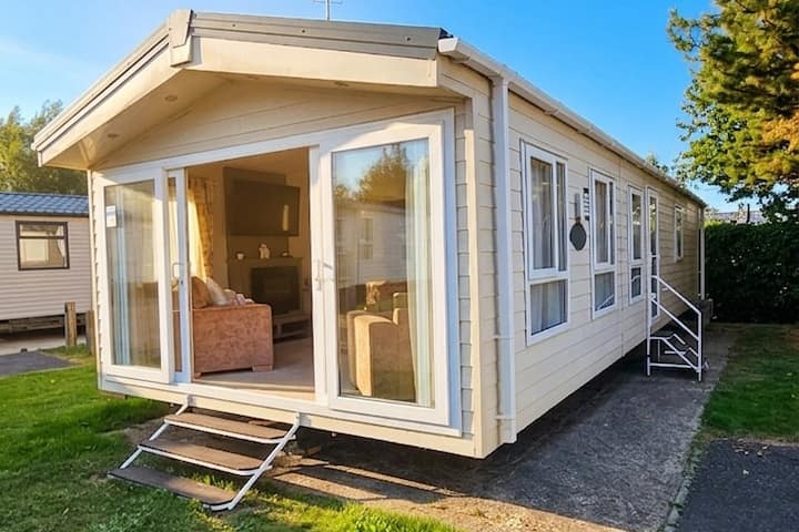 Modern & Spacious 40ft Caravan Sleeps 6, Luxury! - The Broads National Park
