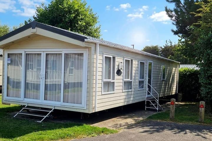Modern & Spacious 40ft Caravan Sleeps 6, Luxury! - Great Yarmouth