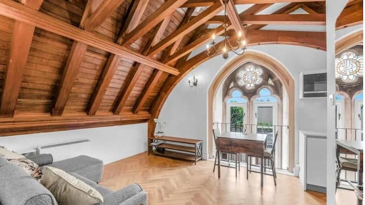 Charming Church Apartment With Vaulted Ceilings - Dún Laoghaire