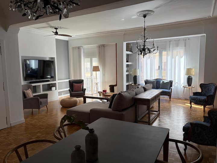 Elegante Y Amplio Piso En Cánovas | 3 Hab, Balcón - Valencia