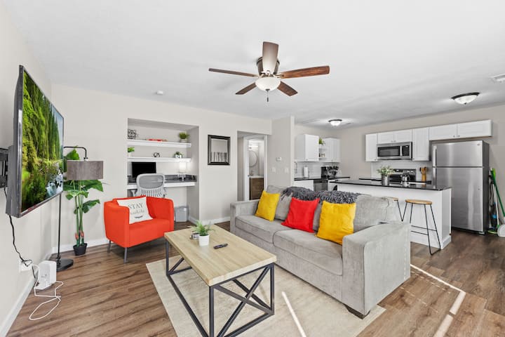 Game Day Ready 2br W/ Workspace + Wi-fi + Parking - Lawrence, KS
