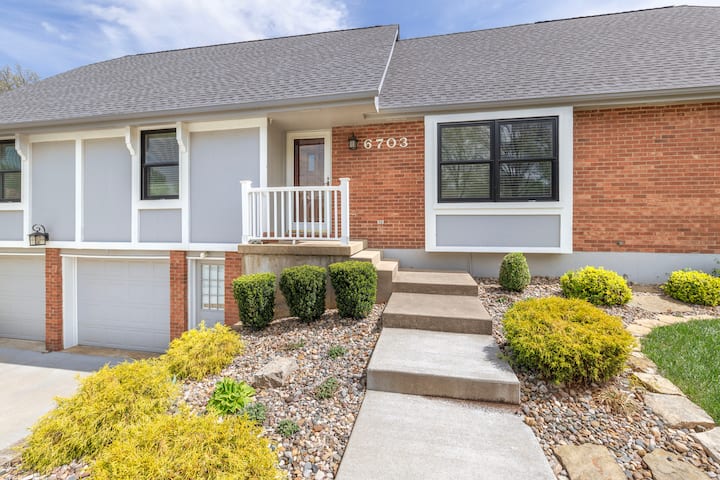 Spacious Shawnee Retreat | 4br + Patio + Sleeps 8 - Shawnee, KS